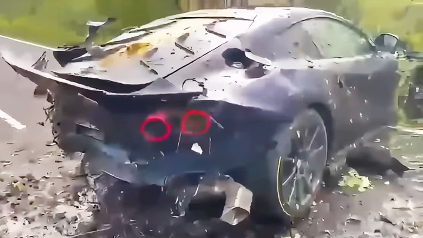Ferrari 812 Competizione έγινε... λιάδα - Σώος ο οδηγός!