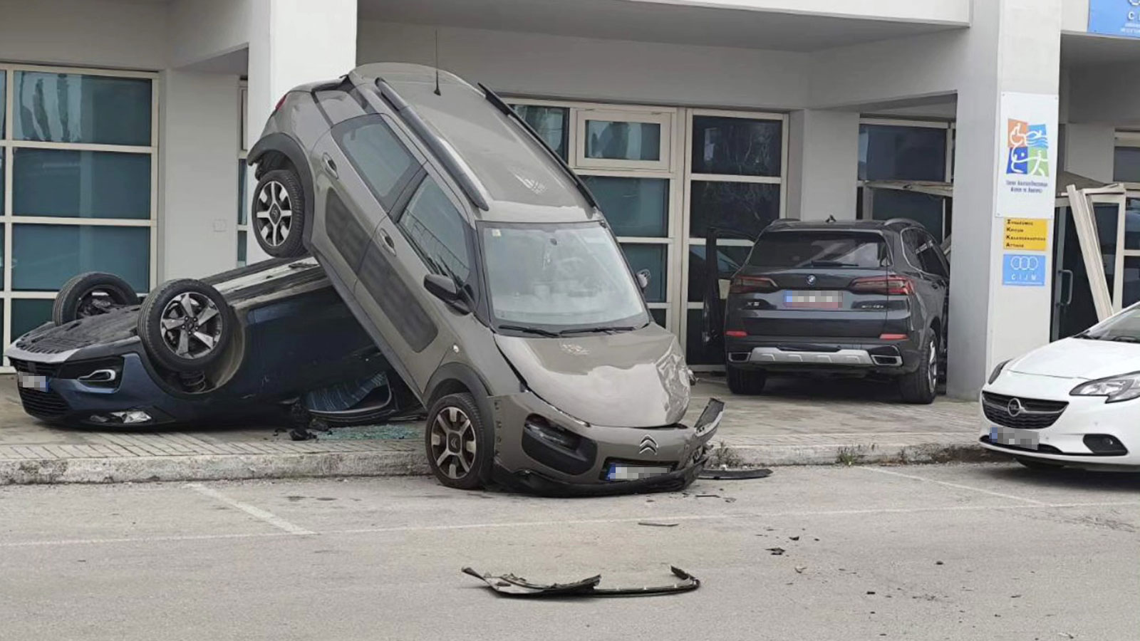 Απίστευτο τροχαίο ατύχημα στο parking του ΟΑΚΑ | autotriti.gr